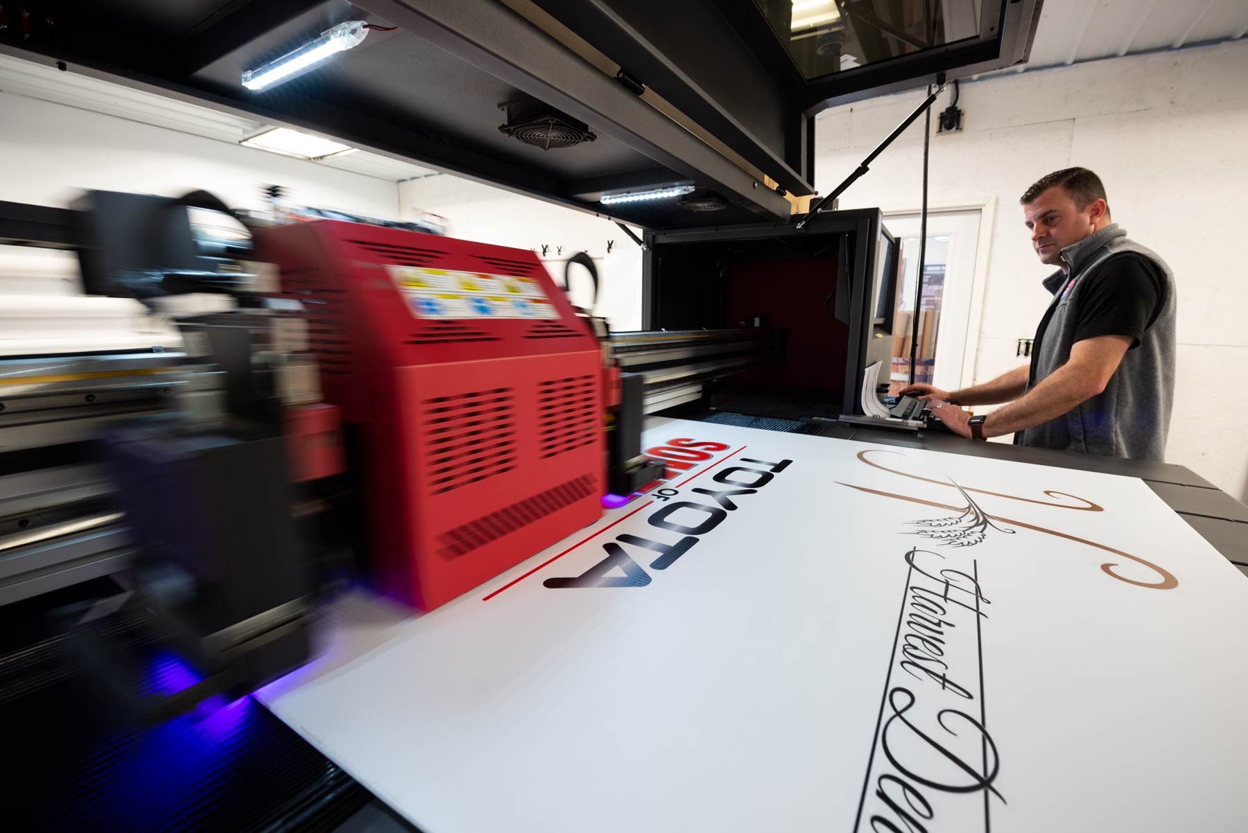 Signs & Graphics - Team Modern